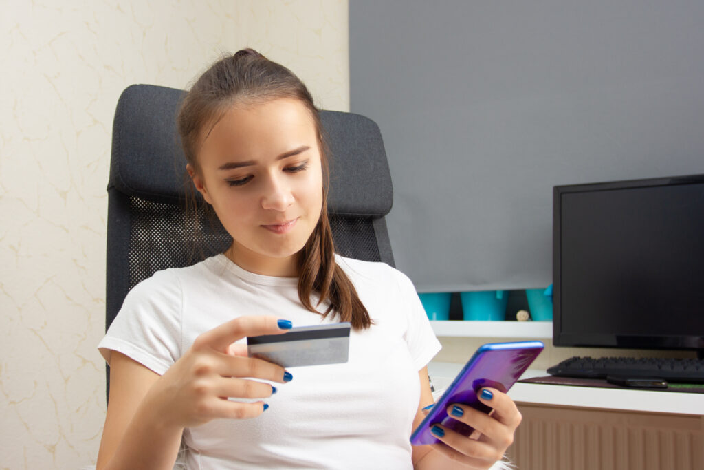 4 Tips for Curbing Teens’ Social Media Spending | SI Parent 4 Tips for Curbing Teens’ Social Media Spending | SI Parent